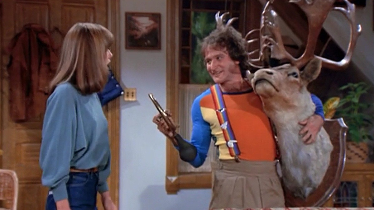Mork Moves In - Mork & Mindy (Season 1, Episode 3) | Apple TV